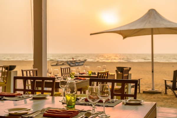 2 restaurantes, com serviço de café da manhã e almoço; frutos do mar