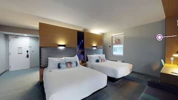 Cofre no quarto, secretária, cortinas/cortinados opacos