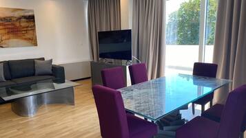 Top-Floor Design Suite | Sala de estar | Televisor LCD de 32 polegadas com canais de TV premium, televisor