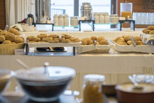 Pequeno-almoço tipo buffet diário (10 EUR por pessoa) 