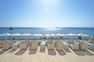 Na praia, toldos de praia gratuitos, espreguiçadeiras 