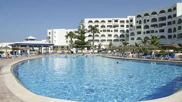 Piscina interna, piscina externa, guarda-sóis, espreguiçadeiras