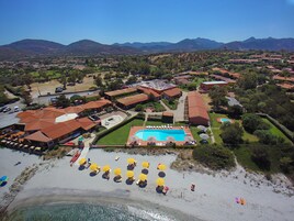 Praia particular, espreguiçadeiras, guarda-sóis, bar na praia 