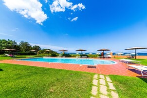 Piscina exterior, da(s) 7:30 à(s) 19:30, guarda-sóis, espreguiçadeiras 