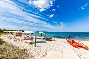 Praia particular, espreguiçadeiras, guarda-sóis, bar na praia 