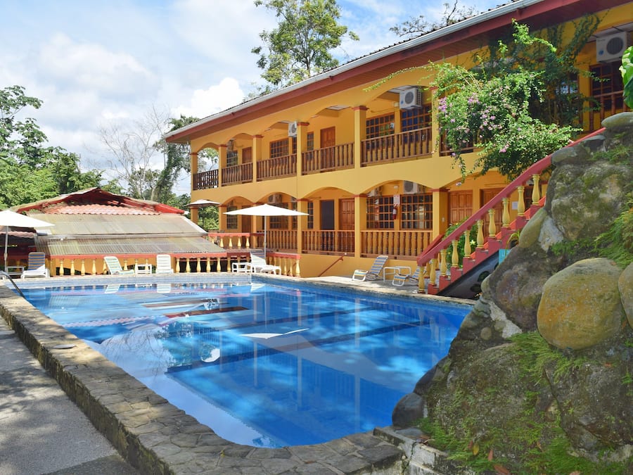 Piscina exterior, guarda-sóis, espreguiçadeiras