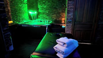 Sauna, banheira de hidromassagem, tratamentos corporais, hidroterapia