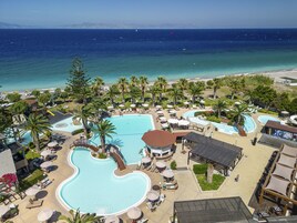 Piscina interior, piscina exterior, guarda-sóis, espreguiçadeiras 