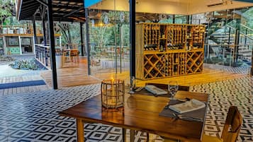 Serviço de café da manhã, culinária internacional, vistas para o jardim