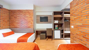 Quarto Quádruplo Deluxe | Minibar, cofre no quarto, secretária, quartos insonorizados