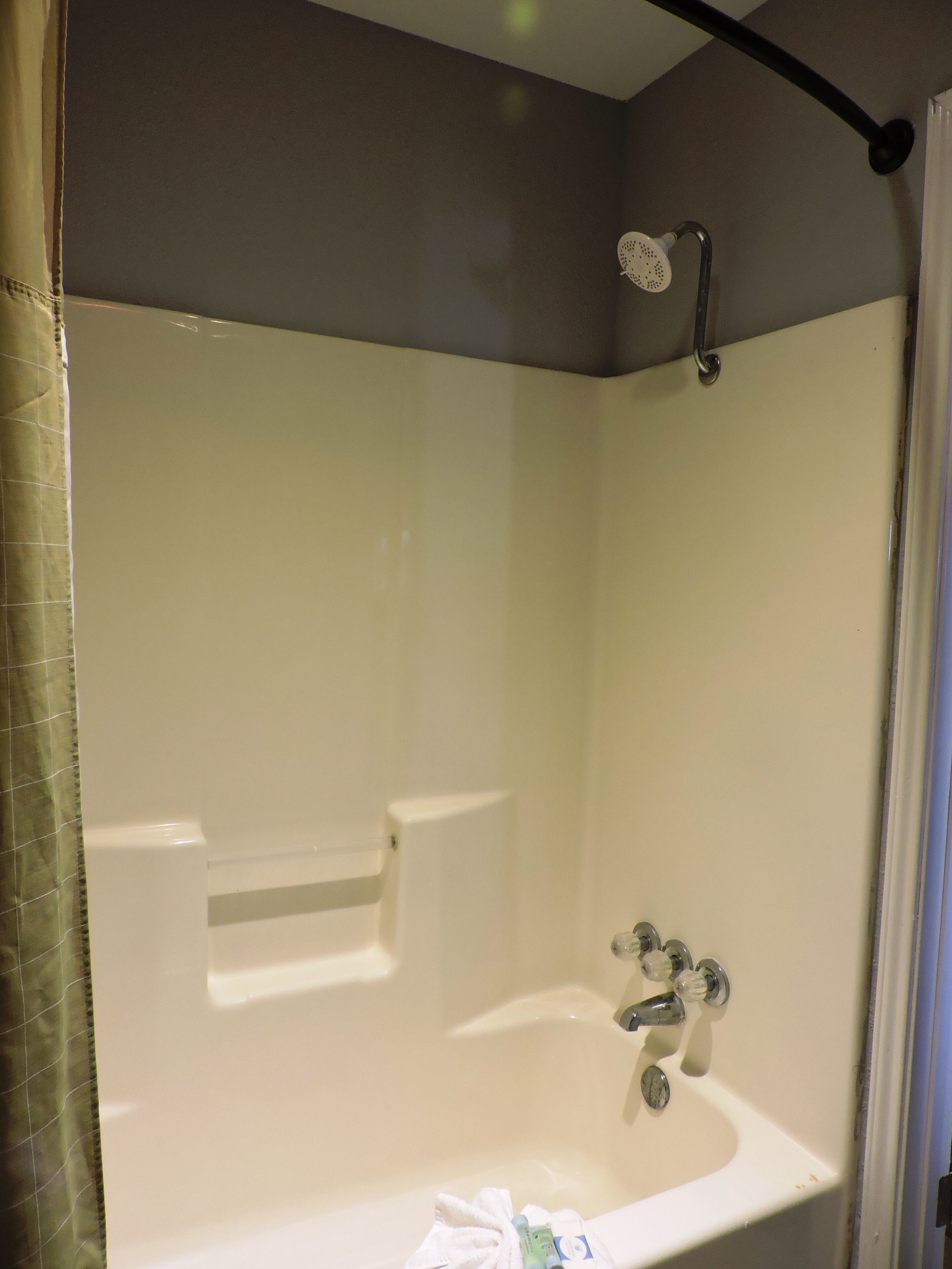 Quarto Standard, 2 camas queen-size, fumadores | Casa de banho | Uma combinação polibã/banheira, artigos de higiene pessoal grátis 