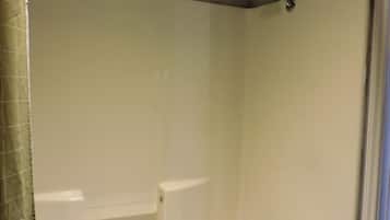 Quarto Standard, 2 camas queen-size, fumadores | Casa de banho | Uma combinação polibã/banheira, artigos de higiene pessoal grátis