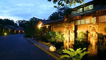 Fachada do alojamento (tarde/noite)