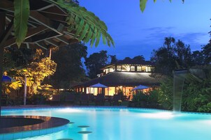 Piscina externa, guarda-sóis, espreguiçadeiras