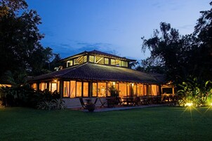 2 restaurantes, com serviço de almoço e jantar; culinária brasileira