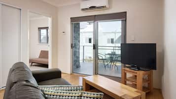 Apartamento, 1 quarto, varanda | Sala | Televisor de ecrã plano de 29 polegadas com canais digitais, televisor