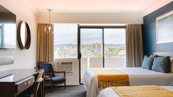 Quarto Duplo, 2 camas queen-size | 1 quarto, cofre no quarto, secretária, ferro/tábua de engomar