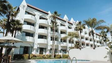 Piscina exterior, da(s) 10:00 à(s) 22:00, toldos gratuitos, guarda-sóis