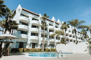 Piscina externa, funciona das 10h às 22h, barracas de cortesia