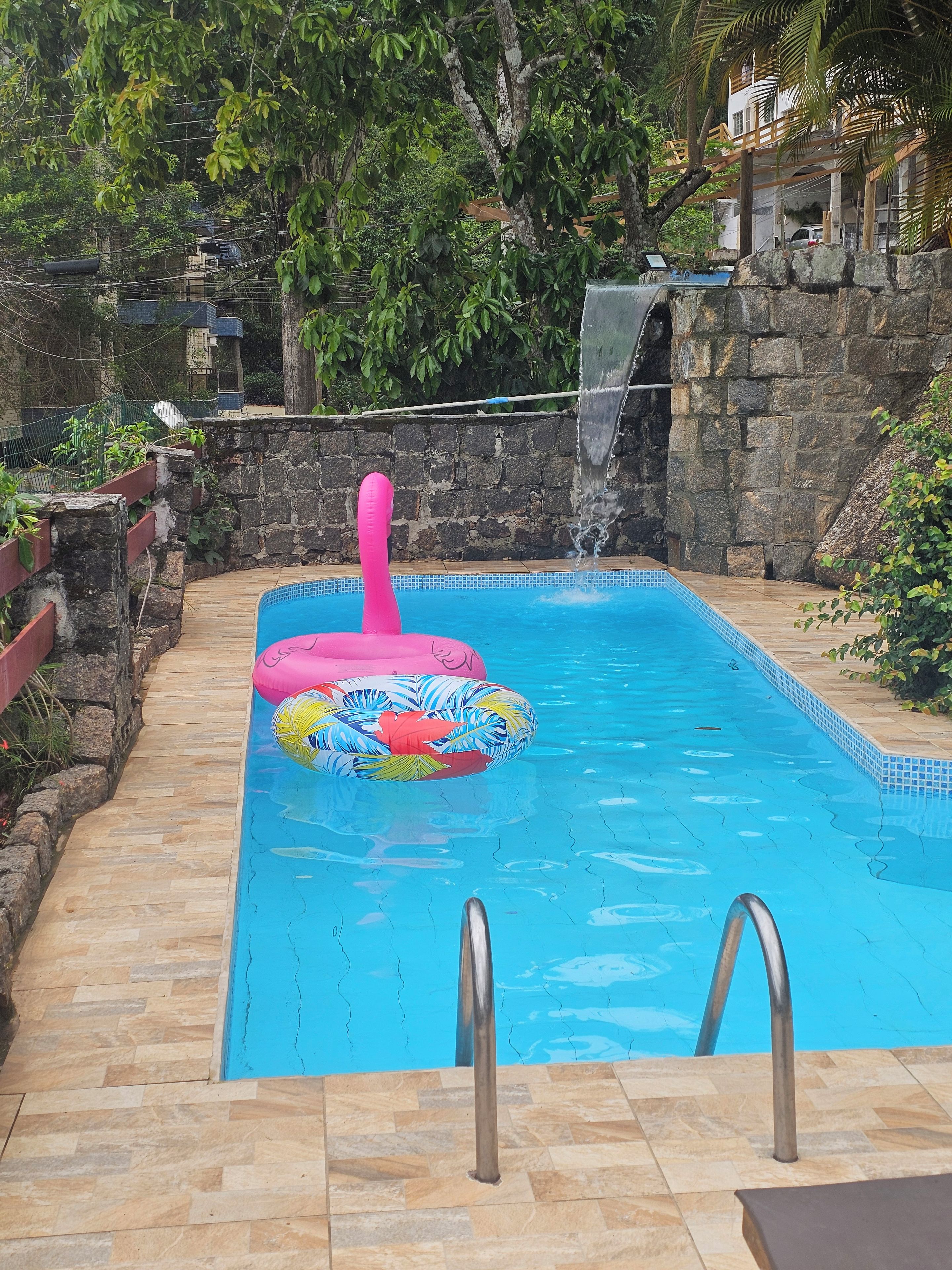 Piscina com cascata