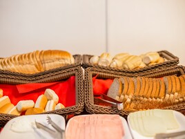 Café da manhã completo mediante uma taxa nos fins de semana