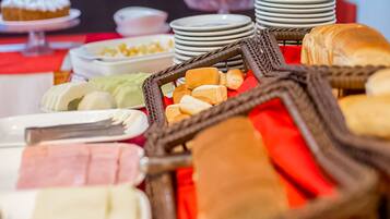 Uma mesa de buffet com diversos alimentos e pratos.