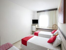 Quarto triplo, 3 camas de solteiro | Wi-Fi de cortesia, acesso para cadeiras de rodas