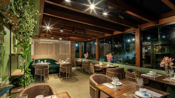 Café da manhã com pratos da culinária local grátis todos os dias