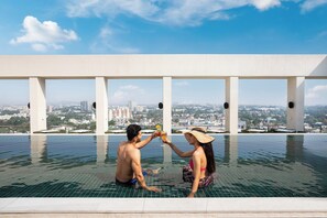 Piscina externa, espreguiçadeiras