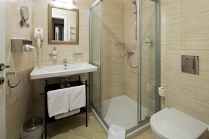Quarto luxo | Banheiro | Chuveiro, produtos de toalete grátis, secador de cabelo 