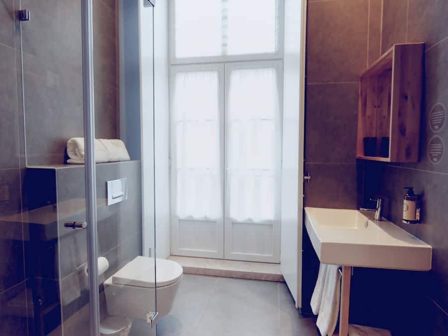 Quarto Duplo Superior | Casa de banho | Um polibã, um chuveiro fixo, artigos de higiene pessoal grátis