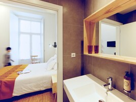 Quarto casal ou duplo standard | Cofres nos quartos, quartos à prova de som, Wi-Fi de cortesia