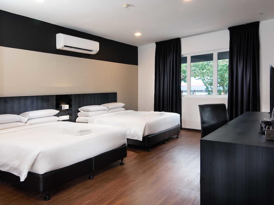 Family Deluxe Room | Minibar, cofre no quarto, secretária, Wi-fi grátis