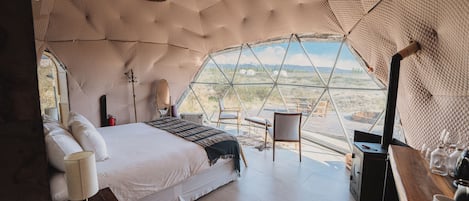 Tenda de Luxo (Domo Glamping) | Edredões de penas, camas de colchão pillowtop, minibar