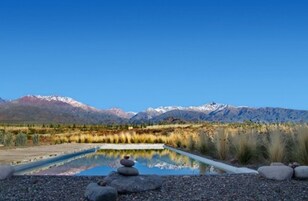 Piscina externa, espreguiçadeiras