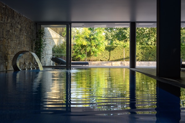 Piscina interna, piscina externa sazonal, guarda-sóis, espreguiçadeiras