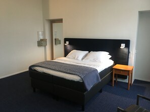 Cofre no quarto, secretária, cortinas/cortinados opacos 