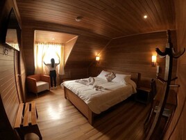 Quarto casal | Edredons de pluma, individualmente mobiliados, escrivaninha