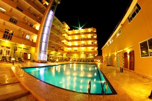 Piscina exterior, espreguiçadeiras 