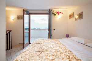 Dúplex Superior, 3 quartos, pátio, vista para a piscina | Com decoração personalizada, com mobília individualizada, secretária