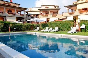 Piscina externa sazonal, espreguiçadeiras