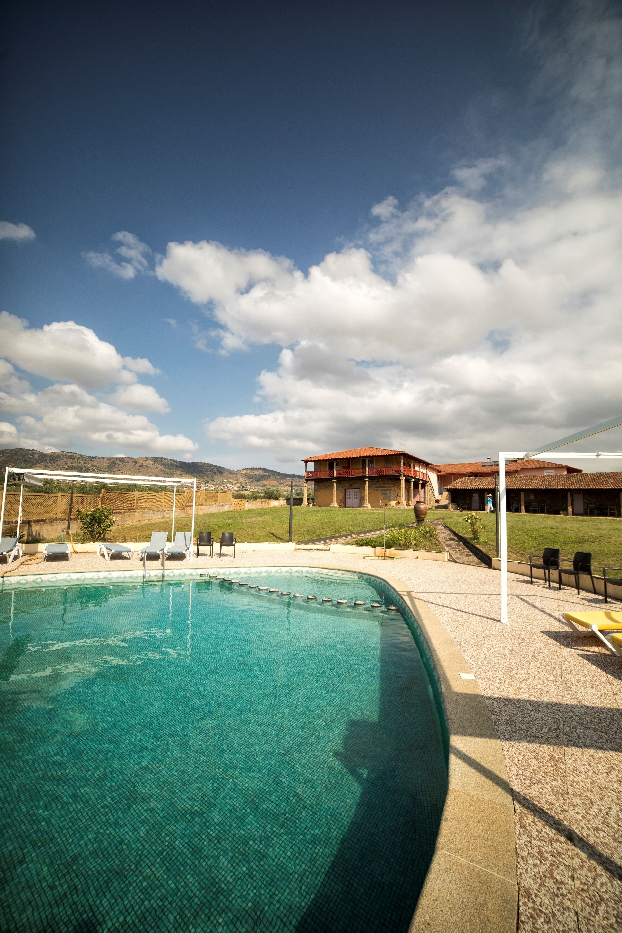 Piscina exterior sazonal, espreguiçadeiras 