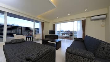 Suite Premium, terraço (2-4 Occupancy-Newly renovated) | Edredões de penas, cofre no quarto, com decoração personalizada
