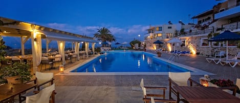 2 piscinas exteriores, da(s) 9:30 à(s) 20:00, guarda-sóis