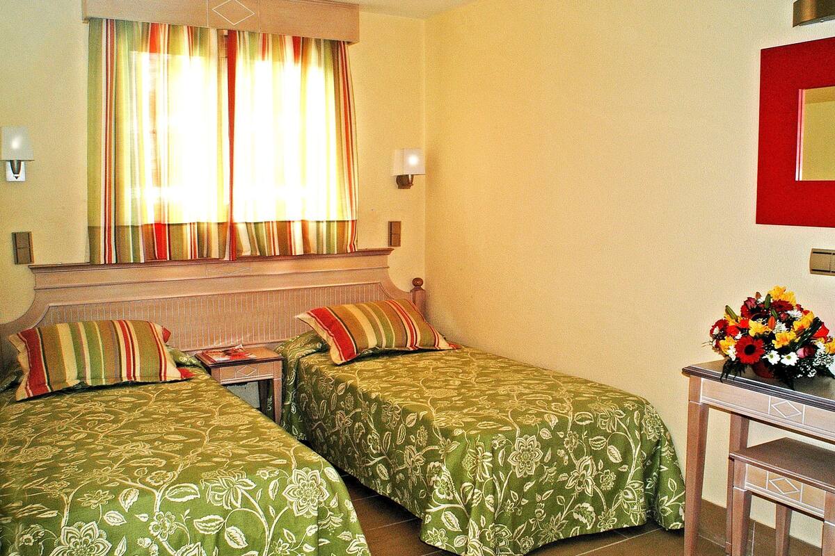 Cofre no quarto, berços/camas para crianças grátis 