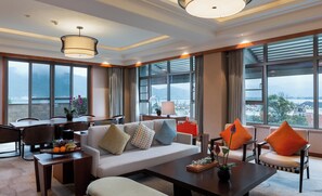 Minibar, cofre no quarto, com decoração personalizada, secretária 