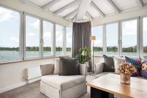 Suite, vista para o porto | 1 quarto, roupa hipoalergénica, minibar, cofre no quarto 