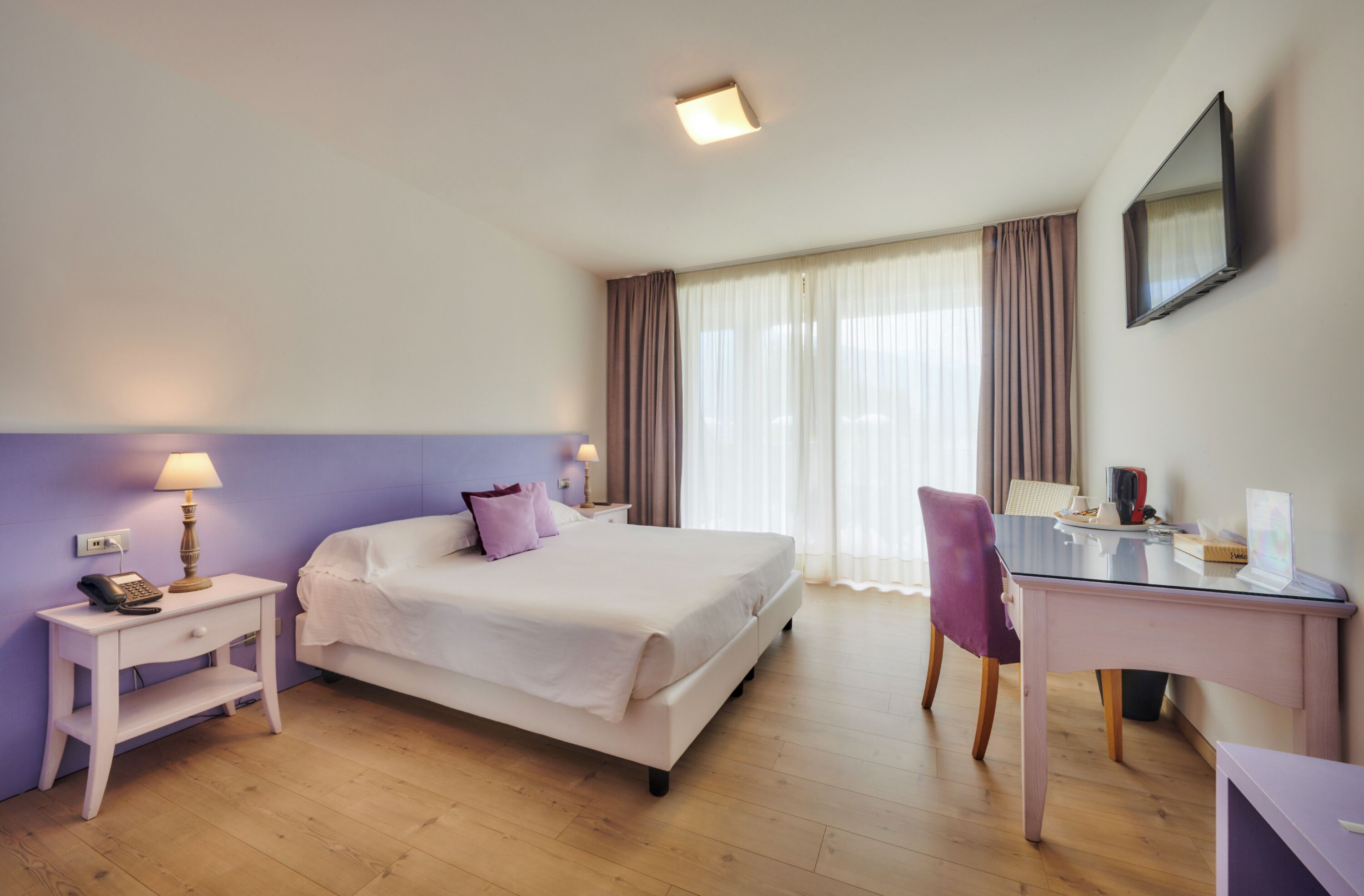 Quarto Duplo ou Twin Superior, vista para o lago (Frontale) | Minibar, cofre no quarto, secretária, quartos insonorizados 