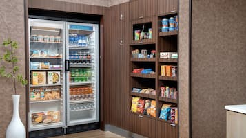 Um centro de bebidas com seções refrigeradas e prateleiras repletas de lanches e bebidas.