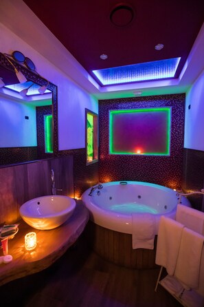 Suite | Casa de banho | Um polibã, artigos de higiene pessoal grátis, um secador de cabelo 